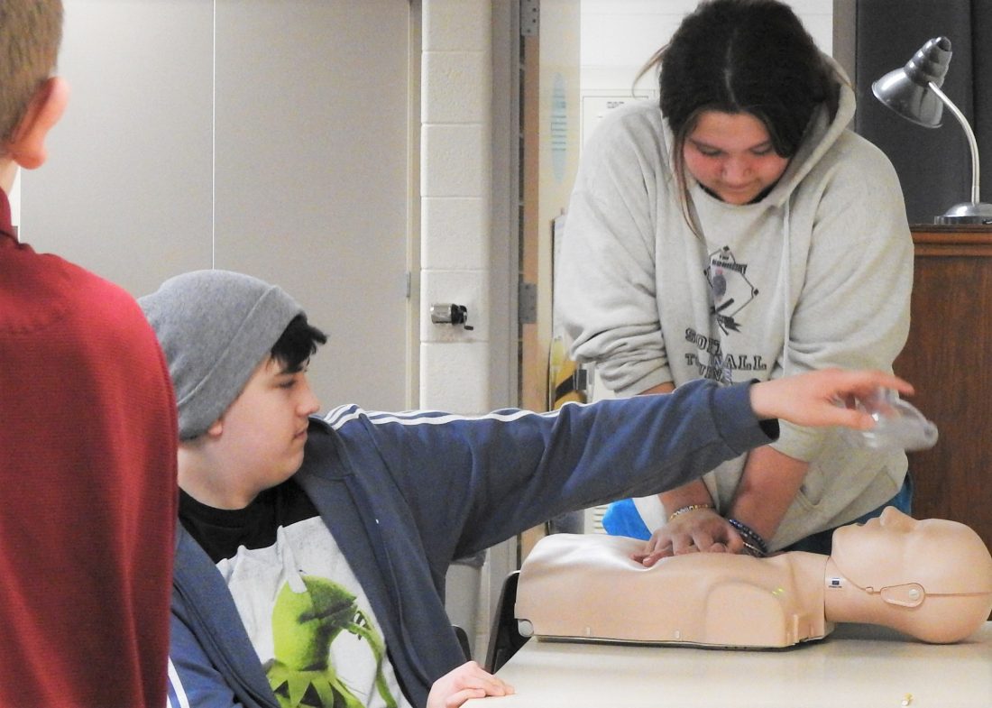 Junior high students learn to be lifesavers | News, Sports, Jobs - The ...